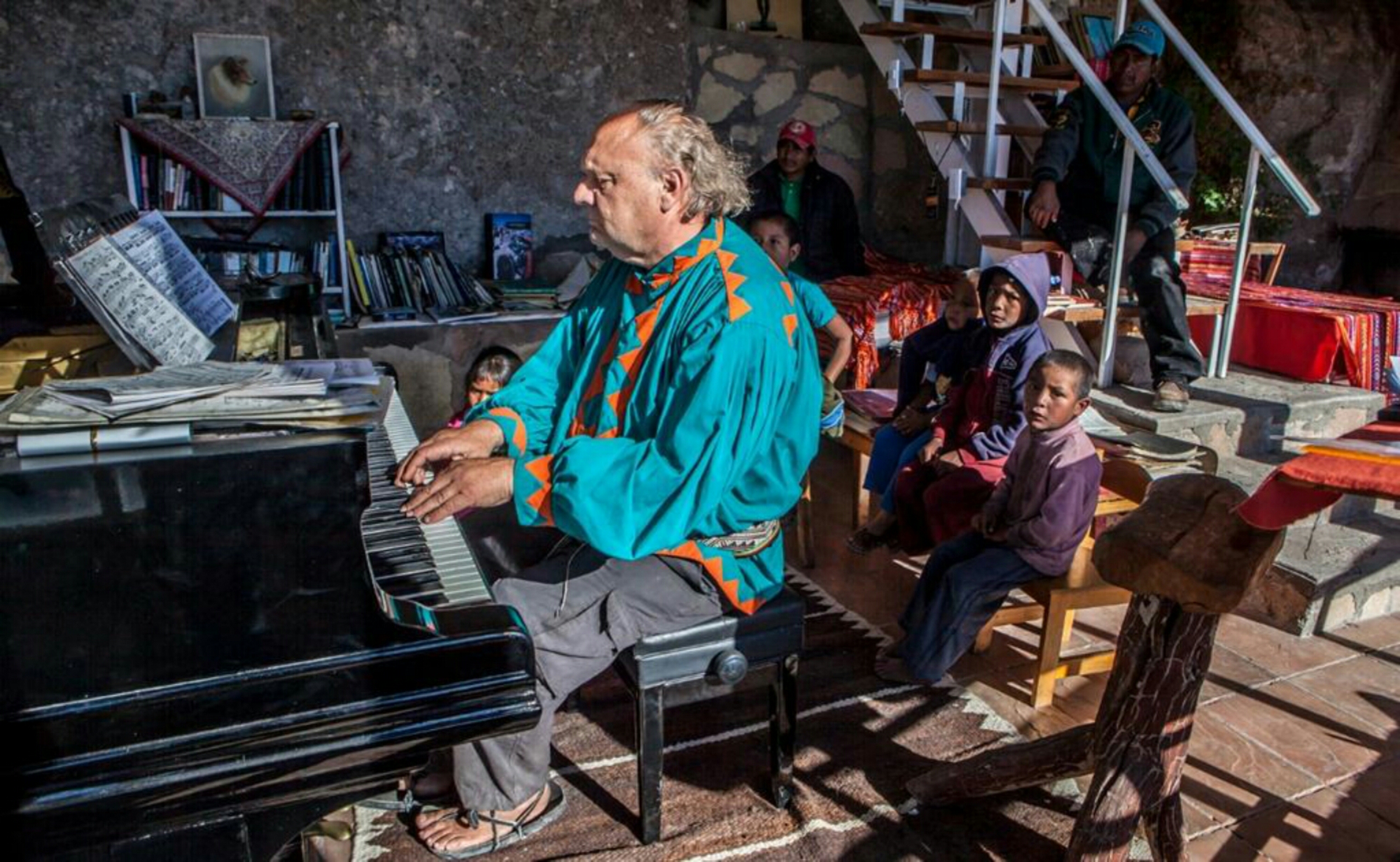 Pianista rarámuri Romeyno Gutiérrez difunde su tradición musical.